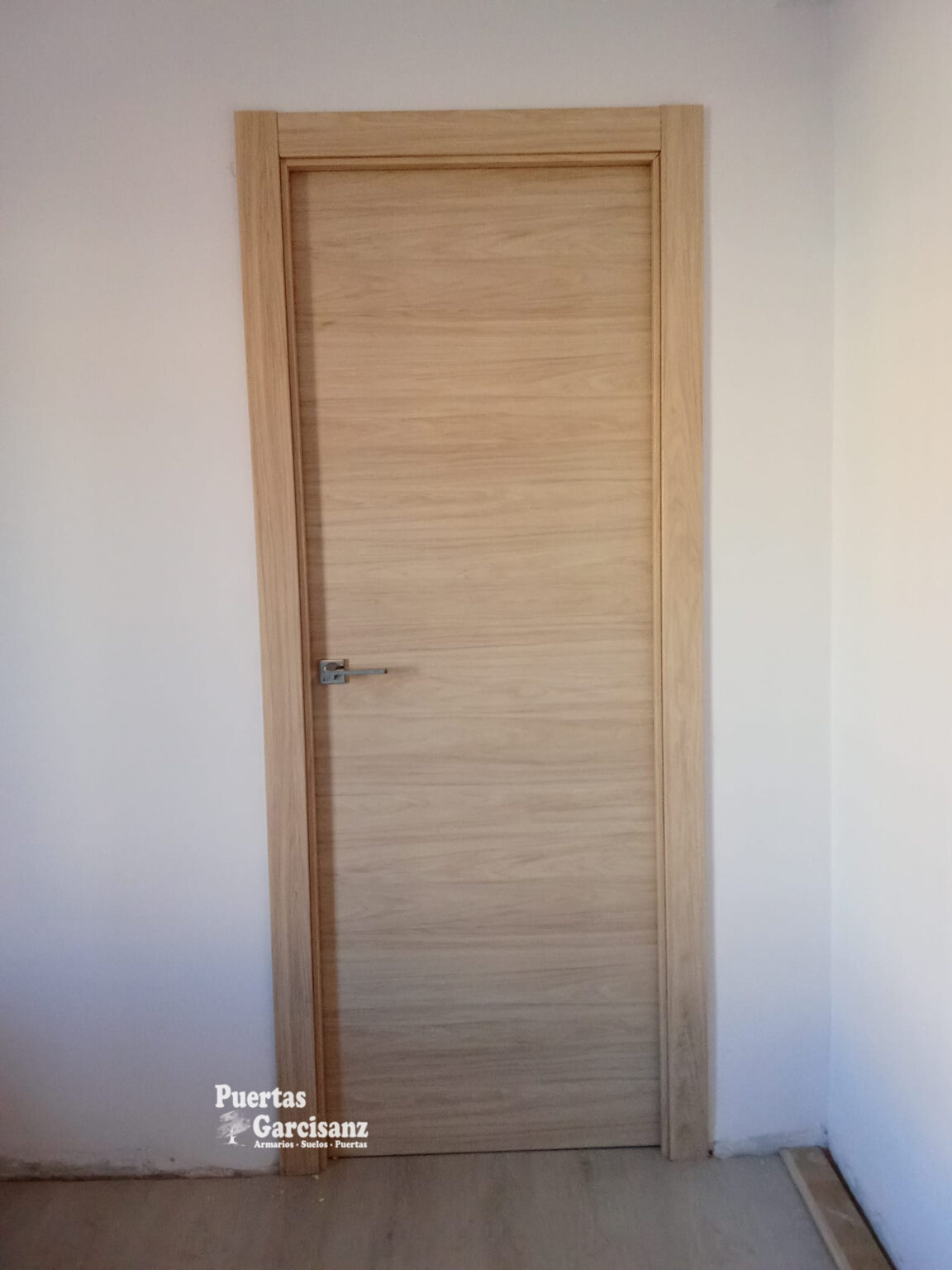 Puerta laminada Roble Arena instalada en Valladolid - PUERTAS GARCISANZ