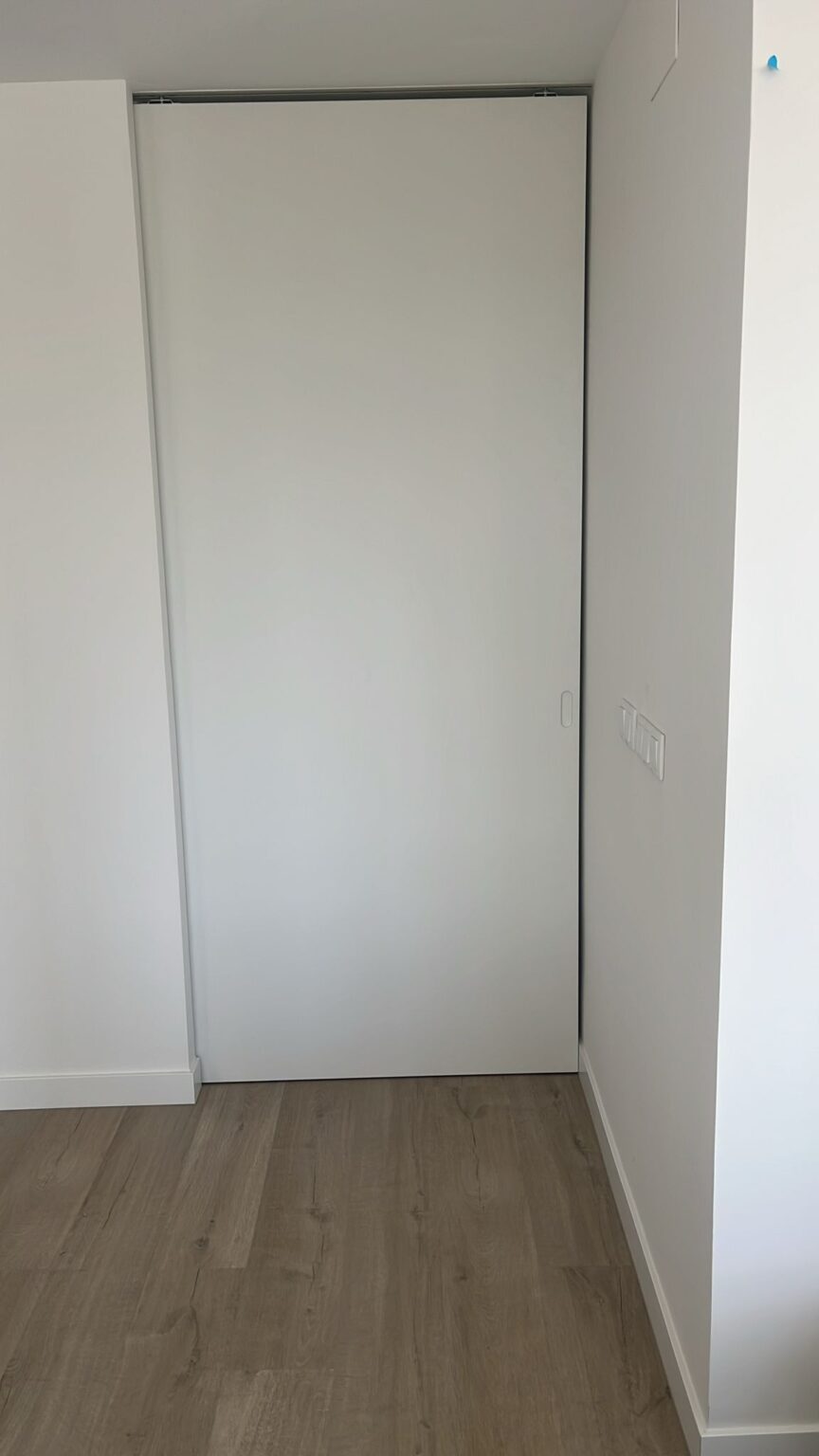 Puerta Corredera de suelo a techo instalada en Valladolid lisa lacado ...